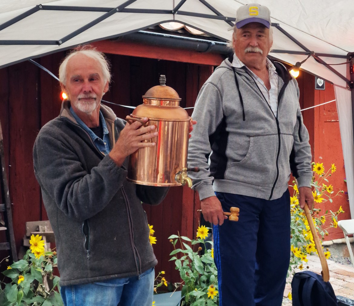 Kvällsauktion med allt från antika dockor till käppar för bergsbestigning - Mariefreds tidning/Måsen